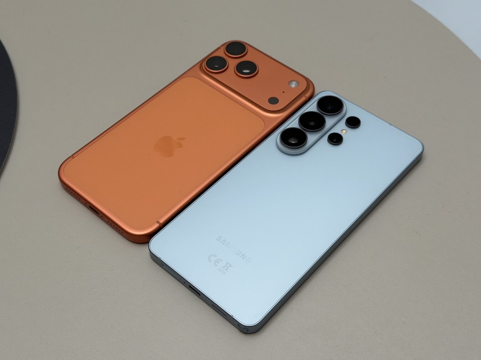 Συγκρίναμε iPhone 17 Pro Max a Galaxy S26 UltraΗ Samsung είναι ...