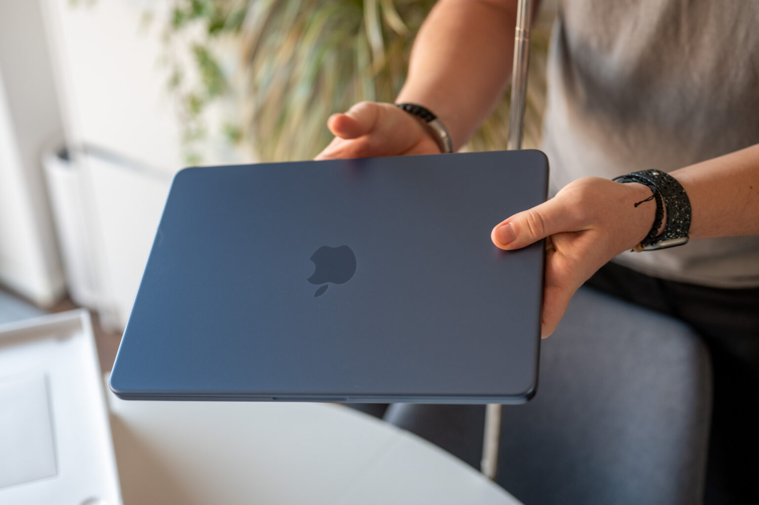 MacBook Neo ha un SSD fino a 8 volte più lento del nuovo MacBook Pro ...