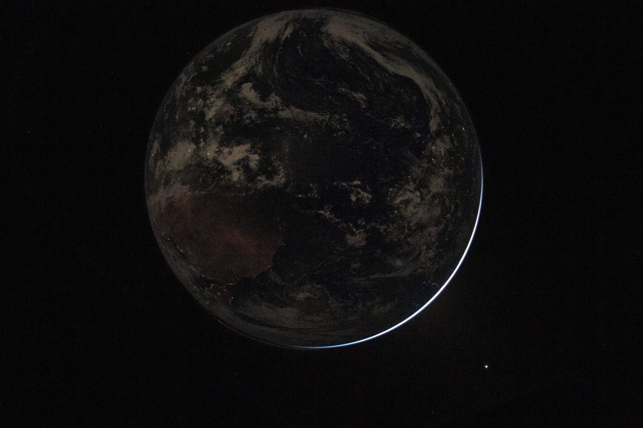 NASA zveřejnila dechberoucí fotografie z mise Artemis 2, která letí k ...