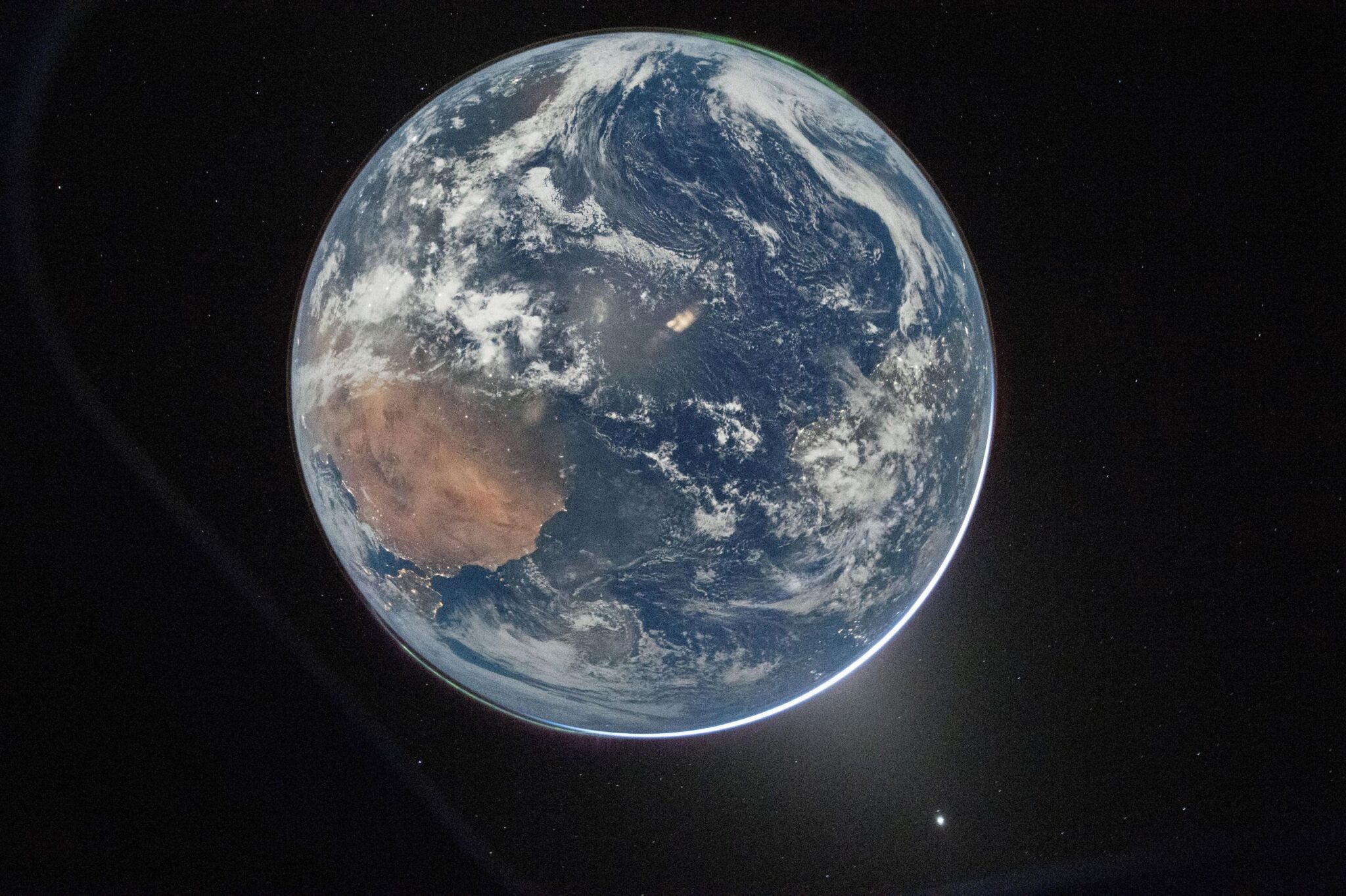 NASA zveřejnila dechberoucí fotografie z mise Artemis 2, která letí k ...